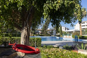 Piscina exterior, guarda-sóis, espreguiçadeiras 