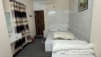 Quarto Triplo Familiar, 1 quarto, não fumadores, Vista para a cidade | Roupa de alta qualidade, camas de colchão pillowtop, secretária