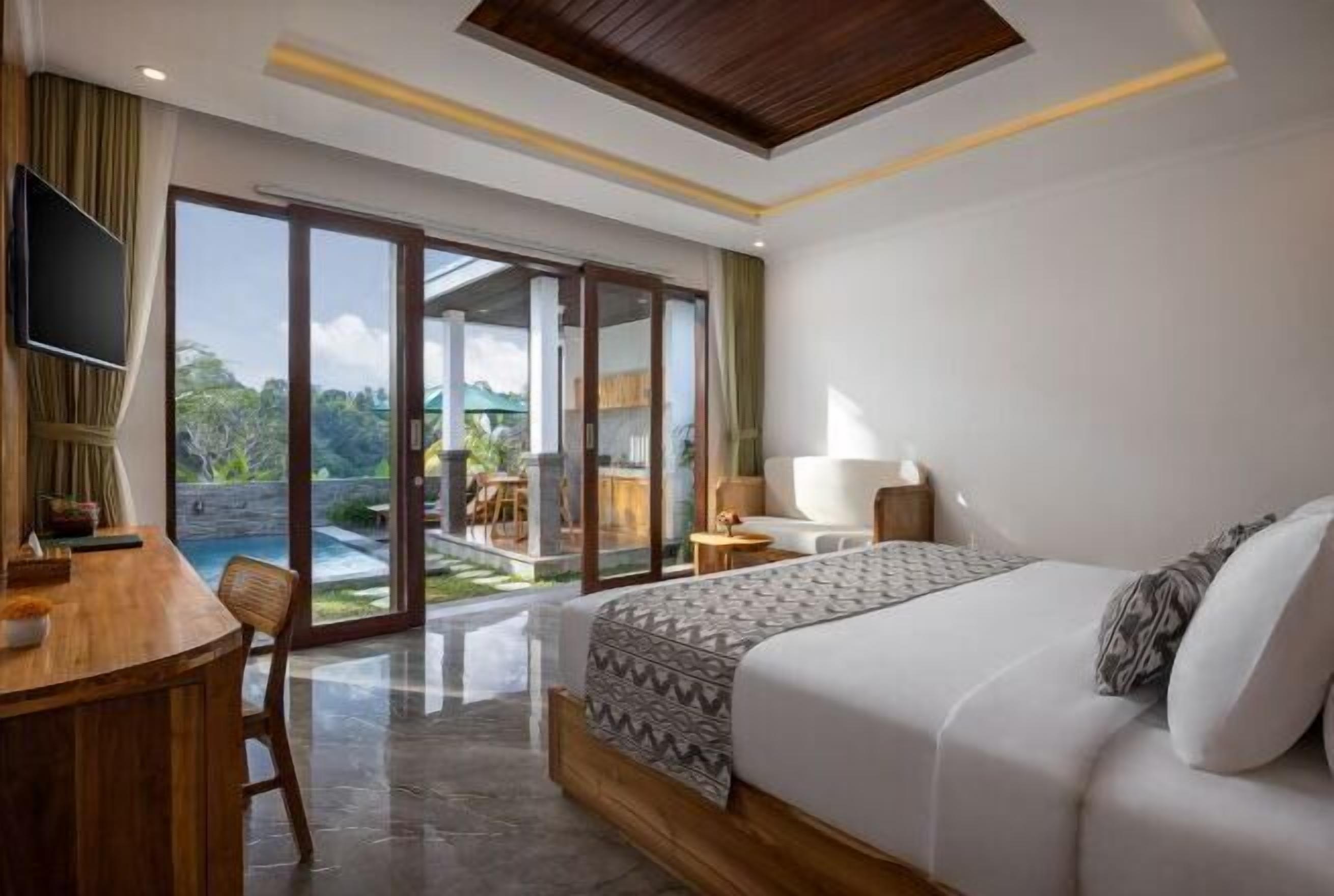 Camas de colchão pillowtop, minibar, secretária 