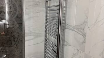 Quarto superluxo, 1 quarto, para não fumantes, vista para a cidade | Banheiro | Chuveiro, chuveiro com efeito de chuva, produtos de toalete grátis
