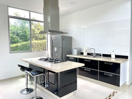 Chalé Comfort | Cozinha privada | Um micro-ondas, uma panela elétrica de arroz, liquidificador 