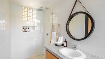 Vila luxo | Banheiro | Chuveiro, chuveiro com efeito de chuva, secador de cabelo, bidê