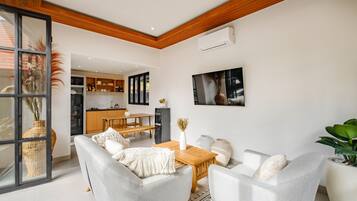 Villa Deluxe | Cozinha privada | Um frigorífico, um micro-ondas, uma placa de cozinha, uma torradeira