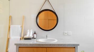 Villa Deluxe | Casa de banho | Um polibã, um chuveiro fixo, um secador de cabelo, um bidé