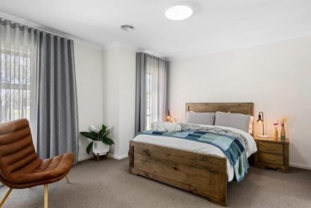 Leneva Stylish & Spacious Stay - Spacious four bedroom, two bathroom ...