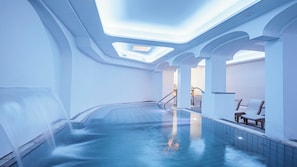 Piscina interior, piscina exterior sazonal, espreguiçadeiras 