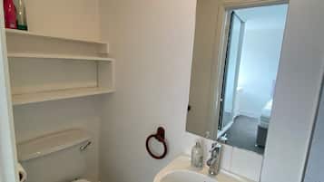 Apartamento | Casa de banho | Um polibã, toalhas fornecidas