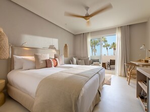 Frigobar, cofres nos quartos, escrivaninha