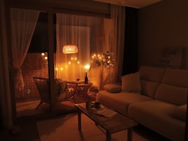 Apartamento luxo | Sala de estar | TV 42 polegadas com canais digitais, pisos aquecidos