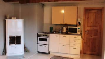 Casa de Campo Económica | Cozinha privada | Um frigorífico no espaço comum, um micro-ondas no espaço comum