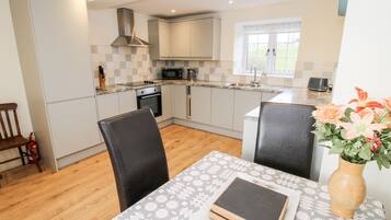 Geladeira, lava-louças, chaleira elétrica, torradeira