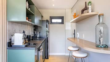 Apartamento | Cozinha privada | Um frigorífico, utensílios de cozinha
