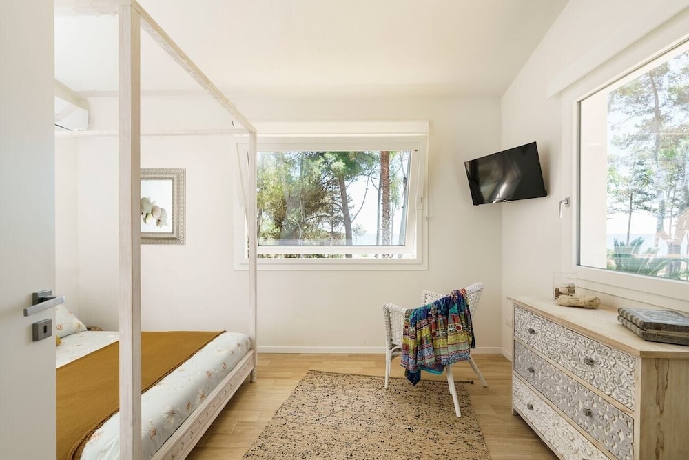 Casa Sul Mare - Sea front house - Punta Milocca | Vrbo