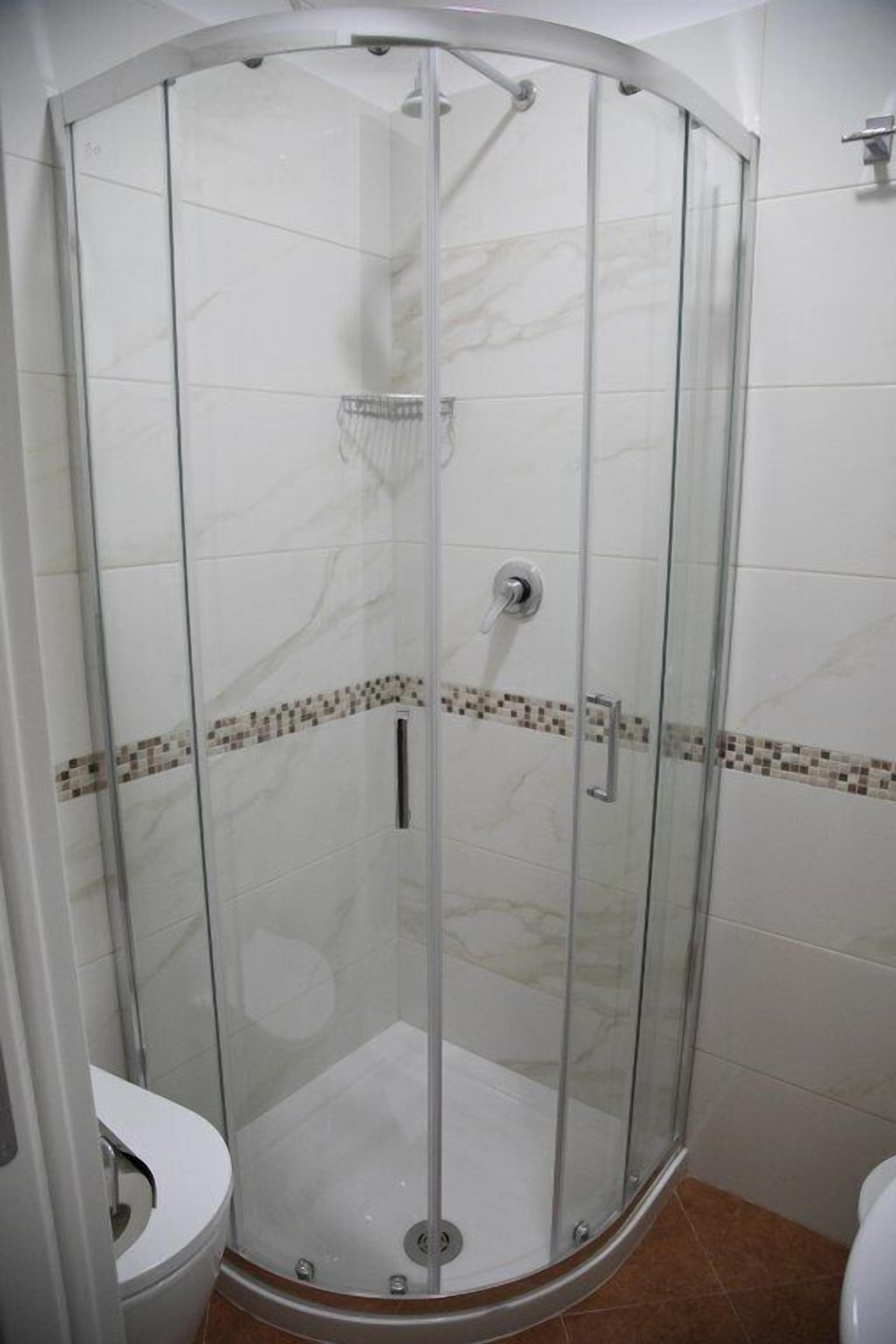 Quarto Individual de Luxo | Casa de banho | Um polibã, um chuveiro fixo, artigos de higiene pessoal grátis 