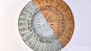 Uma tapeçaria circular tecida com uma etiqueta.