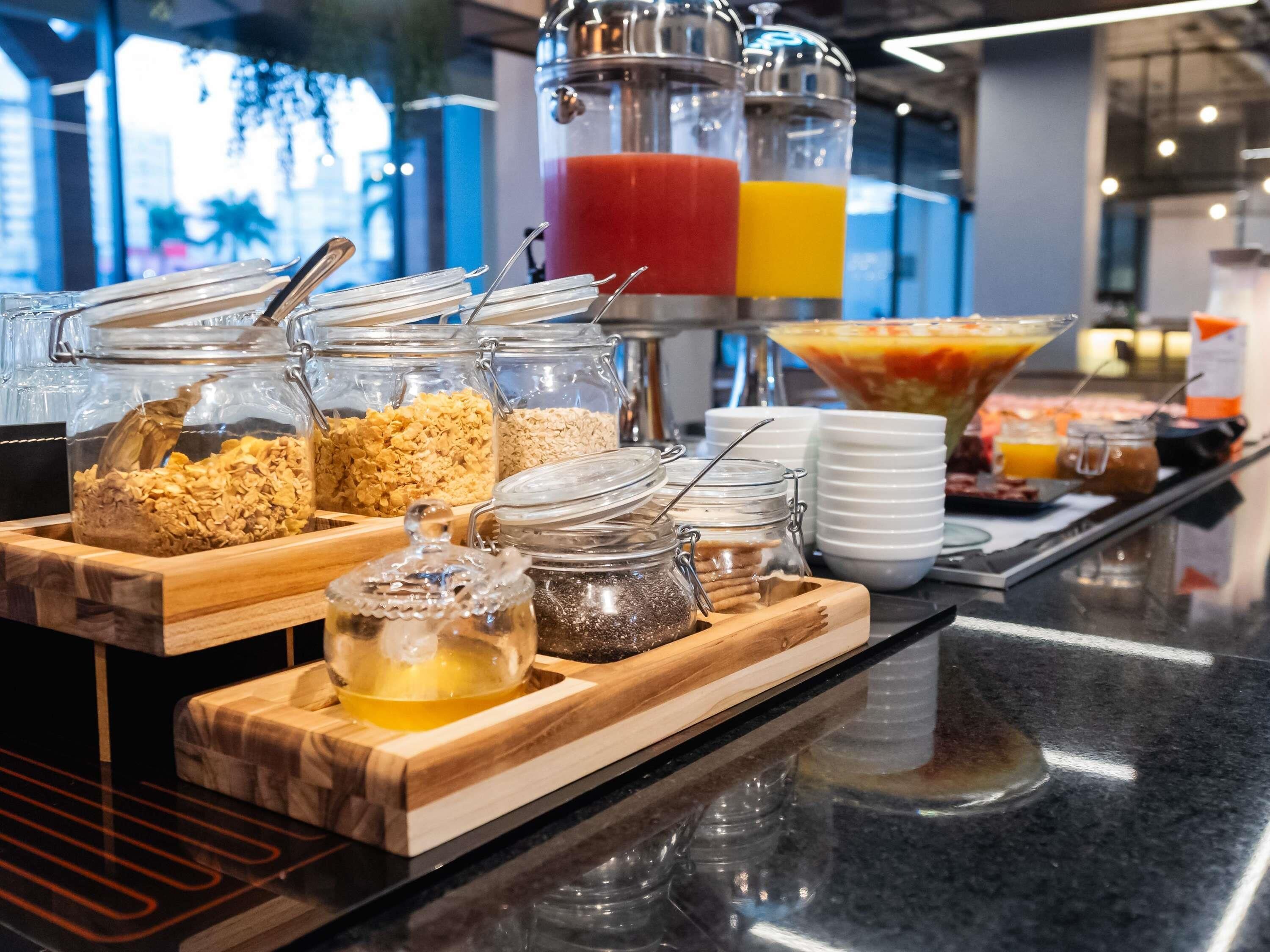 Café da manhã com buffet todos os dias mediante uma taxa