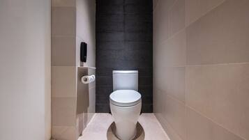 Quarto Superior, 2 camas individuais | Casa de banho | Artigos de higiene pessoal grátis, um secador de cabelo, roupões