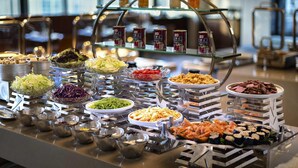 Buffet com diversos pratos e acompanhamentos.