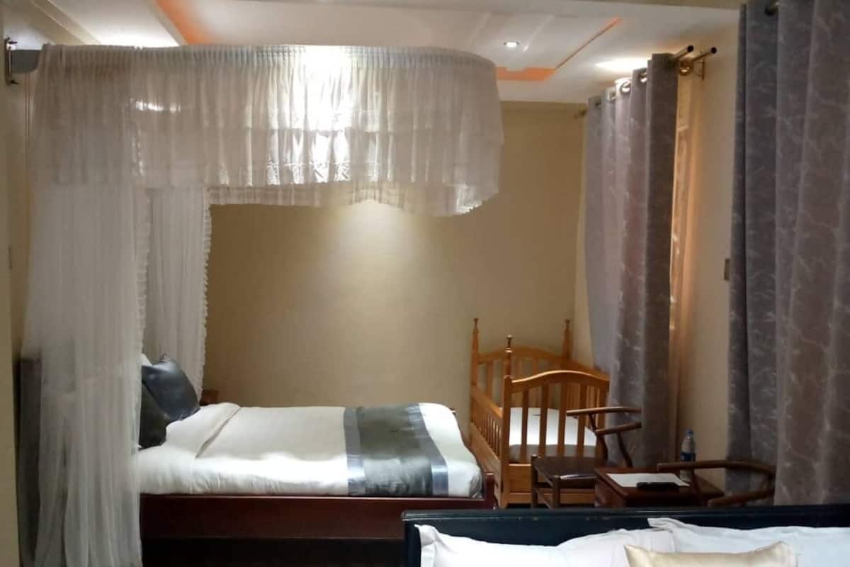Quarto casal ou duplo conforto | Lençóis italianos Frette, roupas de cama premium, edredons de pluma
