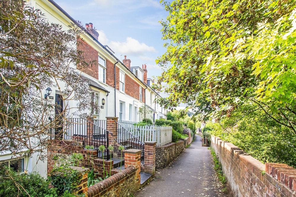 Peaceful Elevated Residential Area - Walk To City - Hampshire