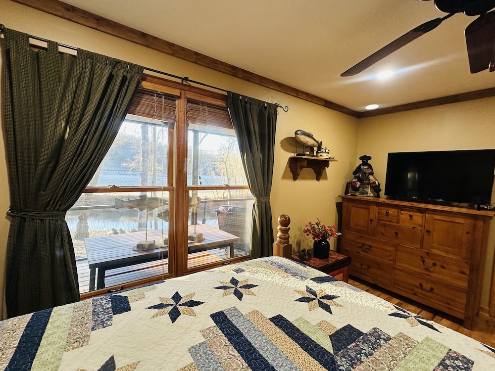 Adorable, cozy, waterfront cabin on the River, fish, kayak, tube from ...