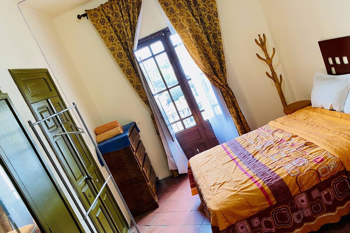 Quarto Clássico com Cama de Casal, 1 quarto, varanda, Vista para a cidade | Wi-fi grátis 