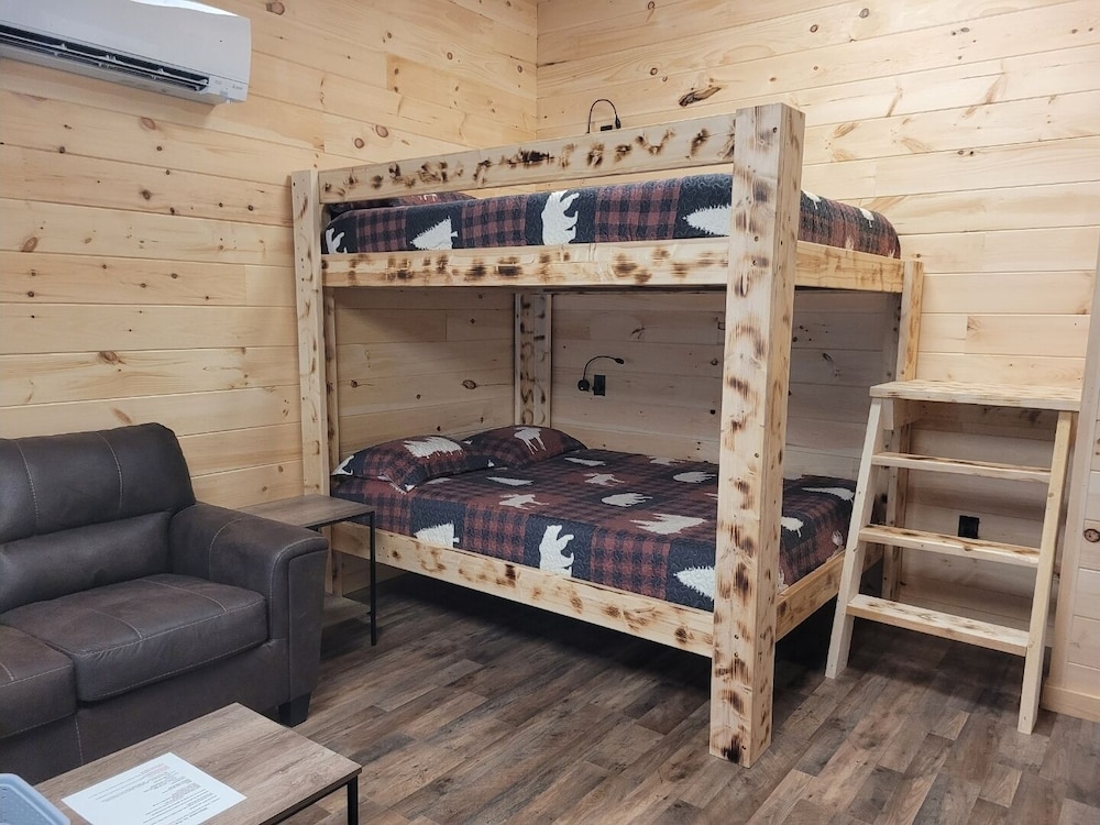 Cozy Lodge Room #2 - Maine