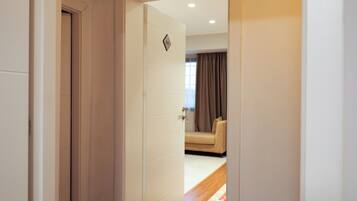 Camas de colchão viscoelástico, minibar, com decoração personalizada