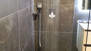 Artigos de higiene pessoal grátis, um secador de cabelo, um bidé
