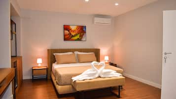 Camas com colchões de espuma com sistema de memória, frigobar