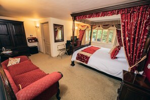 Quarto Duplo Executivo | Secretária, cortinas/cortinados opacos, ferro/tábua de engomar