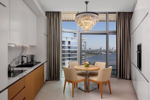 Apartamento, 2 quartos, terraço (Creek) | Cozinha privada | Uma cafeteira/bule, uma chaleira elétrica, mesas de jantar 