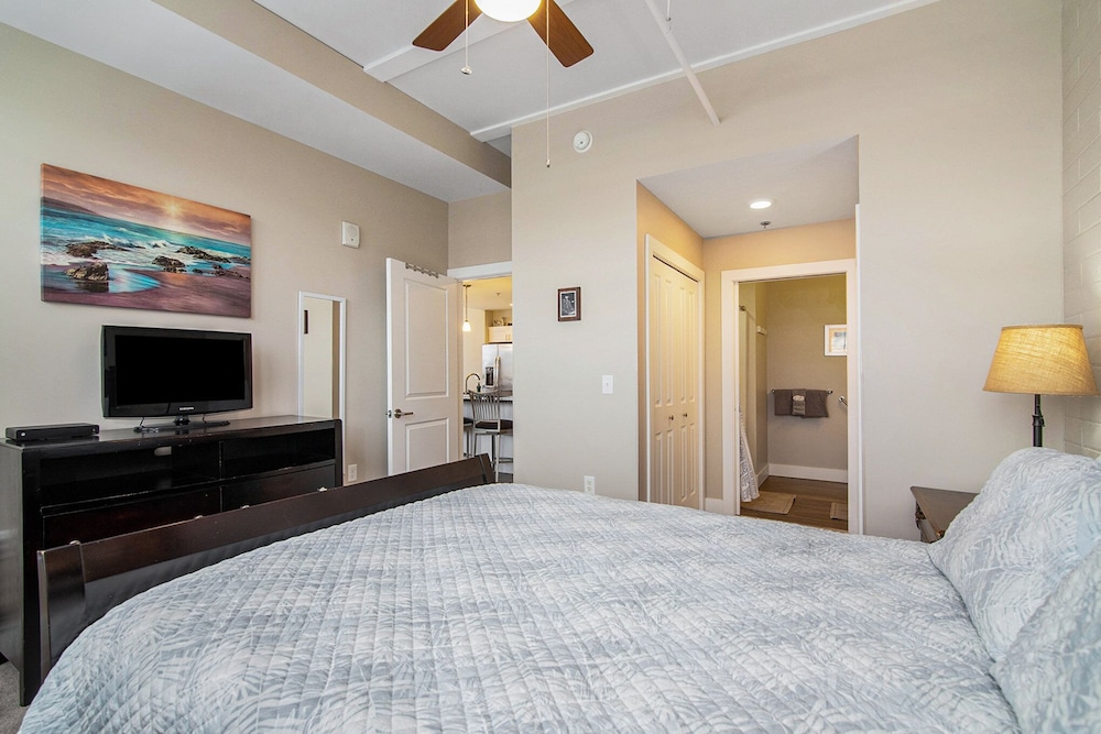 2 Bedroom Downtown Condo On The Channel - Manistee, MI
