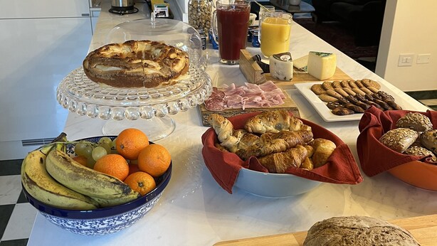 Um buffet de café da manhã com diversas opções de comida e bebida.