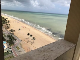 Perto da praia, praia de areia branca 