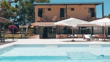 Piscina externa sazonal, guarda-sóis, espreguiçadeiras