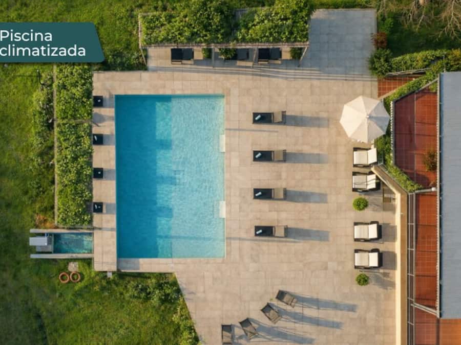 Piscina externa sazonal, guarda-sóis, espreguiçadeiras