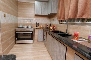 Apartamento executivo | Cozinha privada | Geladeira, micro-ondas, talheres/pratos/utensílios de cozinha