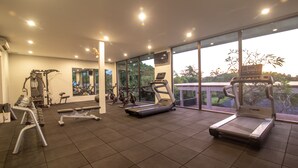 Uma academia com esteiras, elípticos e equipamentos de musculação.