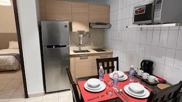 Geladeira grande, micro-ondas, cooktop, chaleira elétrica