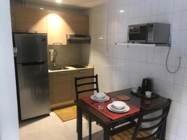 Apartamento conforto | Cozinha privada | Geladeira grande, micro-ondas, cooktop, chaleira elétrica