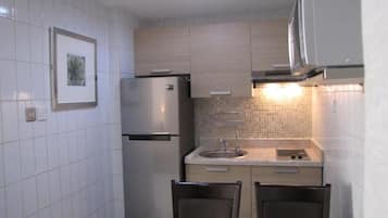 Geladeira grande, micro-ondas, cooktop, chaleira elétrica