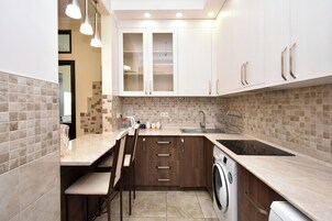 Apartamento Familiar em Condomínio Fechado | Cozinha privada | Minifrigorífico, uma chaleira elétrica, utensílios de cozinha 