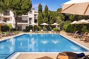 Piscina interna, 8 piscinas externas, espreguiçadeiras