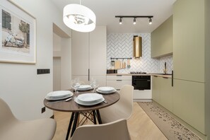 Apartamento, 1 quarto, cozinha | Cozinha privada | Um micro-ondas, um forno, uma máquina de lavar louça