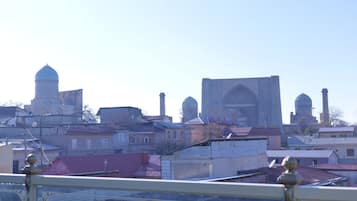 Paisagem urbana com diversos edifícios, incluindo uma mesquita notável com cúpula e minaretes.