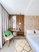 Cofres nos quartos, individualmente mobiliados, cortinas blackout