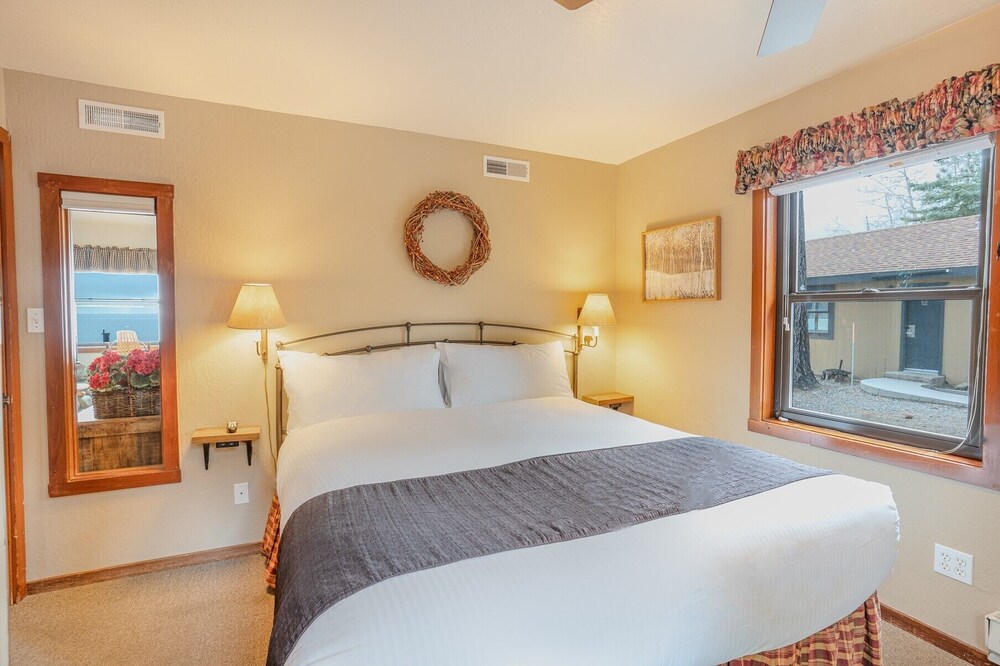 "On the Beach" Cabin Perfect for 2! Lake Front! - Tahoe Vista | Vrbo