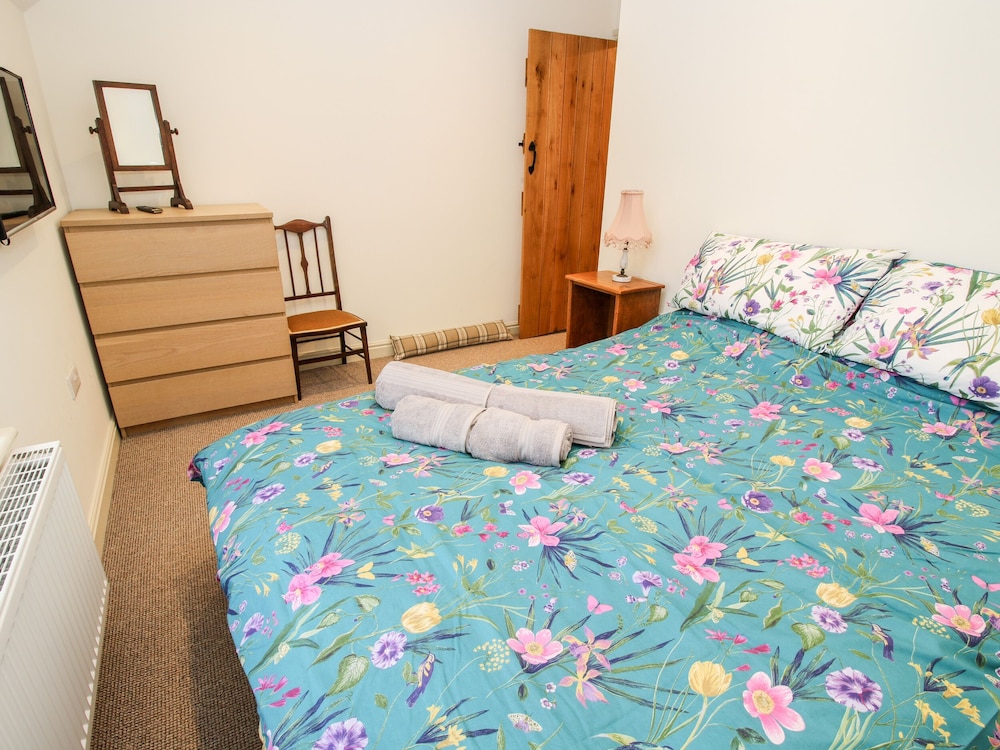 TY GWYN, pet friendly, with hot tub in Llanfair Caereinion - Llangyniew ...
