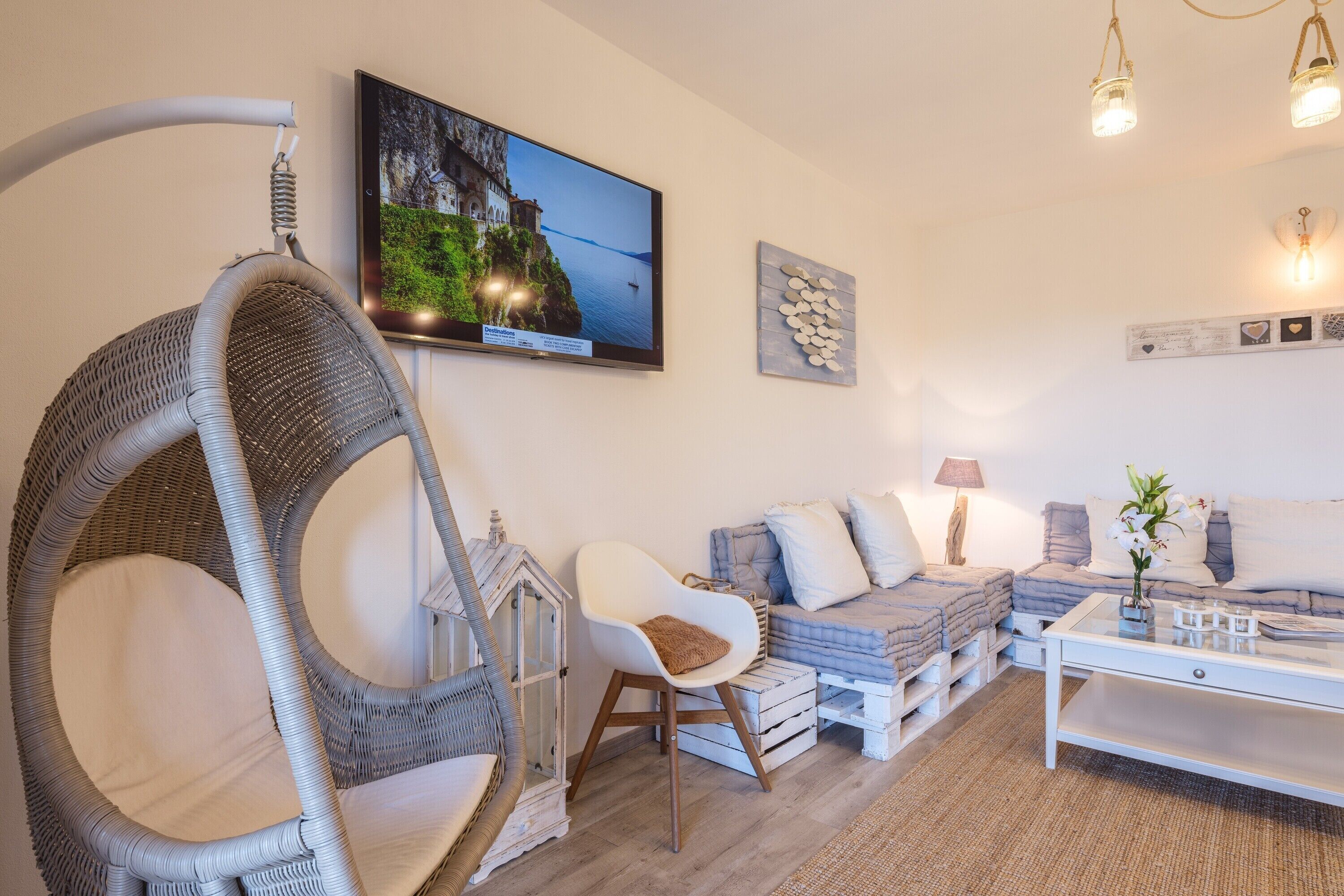 Casa família, vários quartos (La Luna nel Lago Lake View Garden) | Área de estar | TV de tela plana 21 polegadas com canais a cabo, TV, aparelho de som